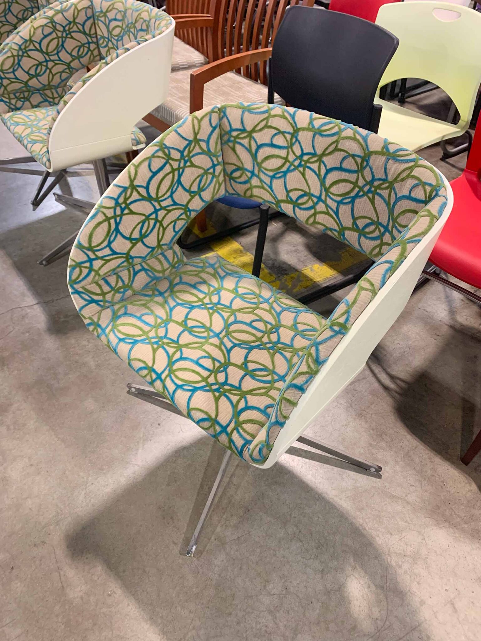 JSI Contemporary Swivel Chair | Capital Furniture