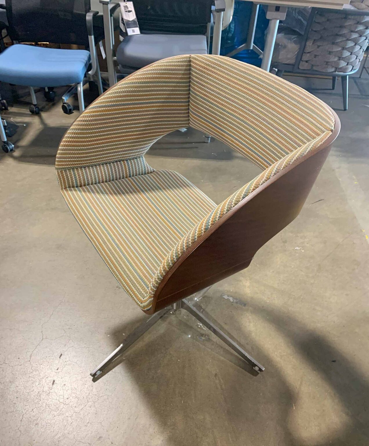 JSI Contemporary Swivel Chair – Walnut | Capital Furniture