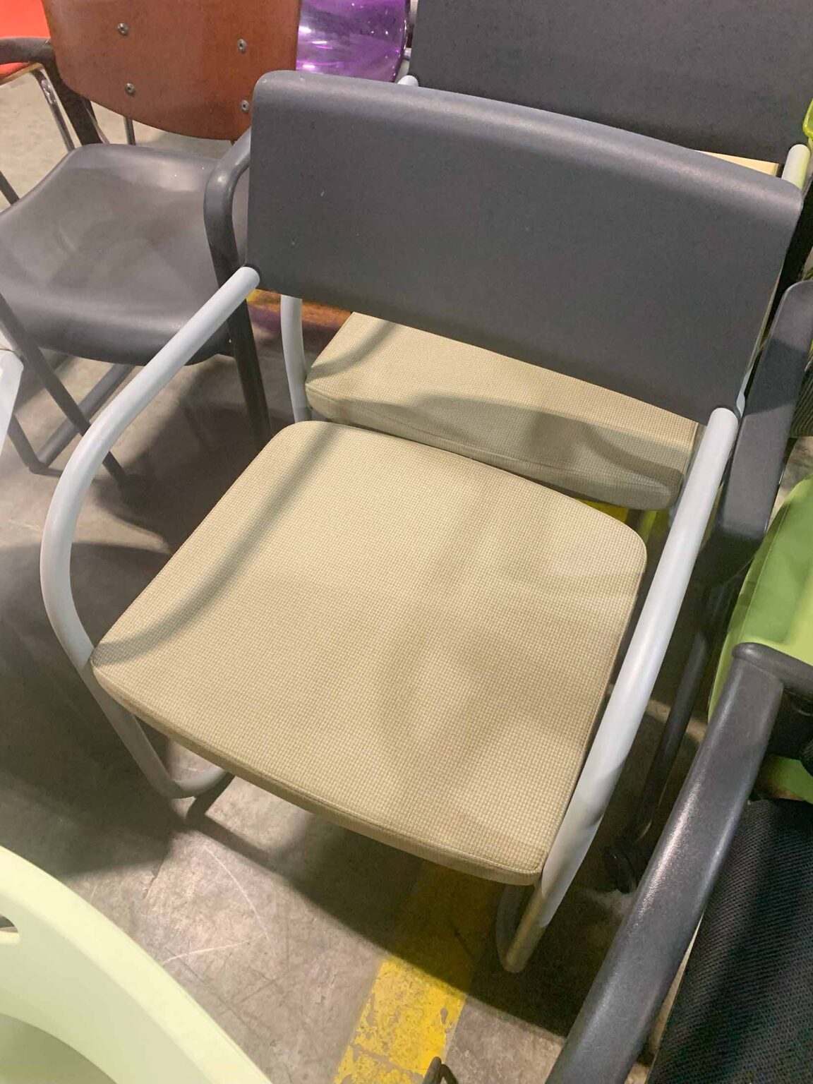 Knoll Arm Guest Chair | Capital Furniture