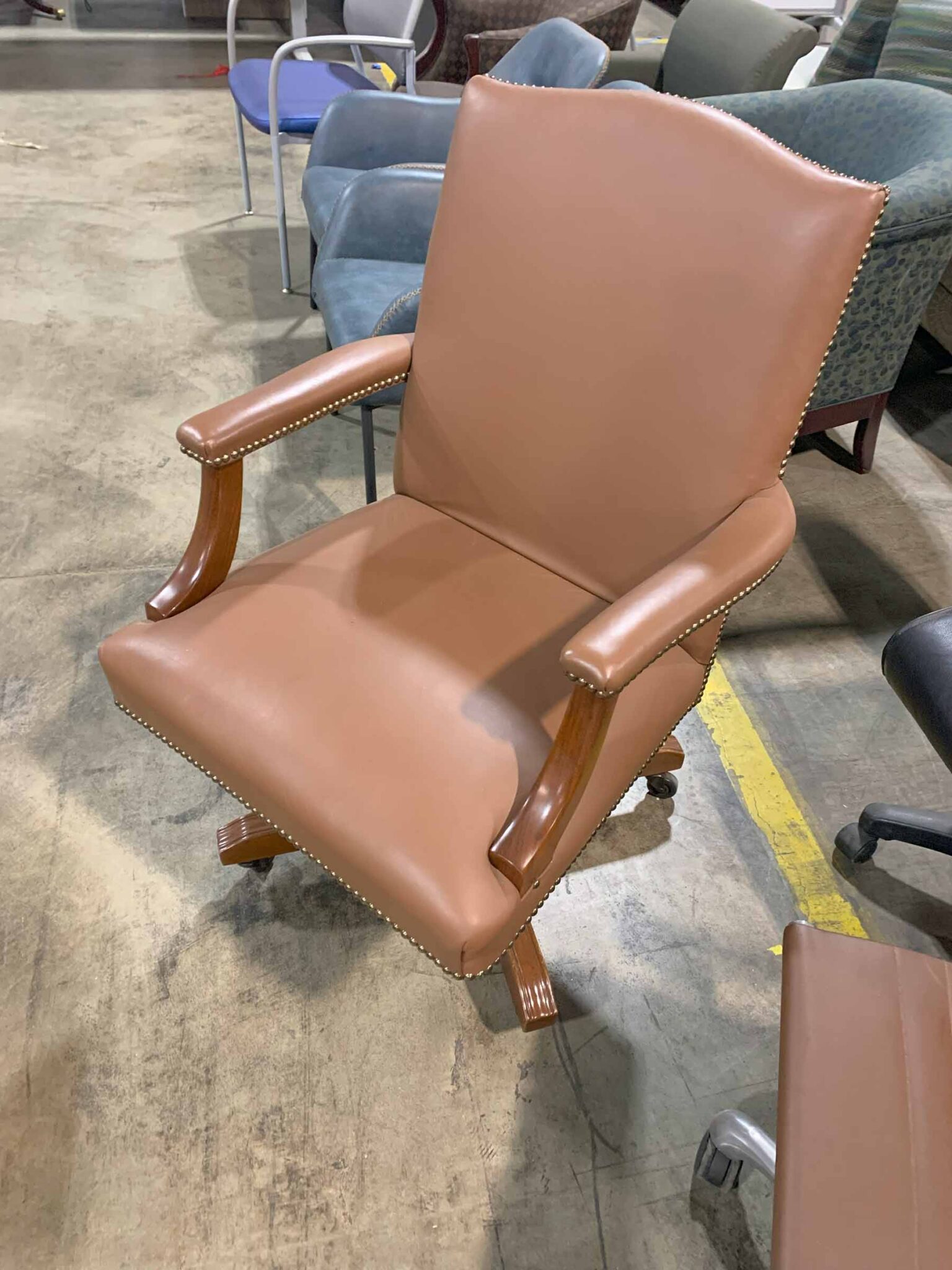 Traditional Mid Back Executive Chair | Capital Furniture